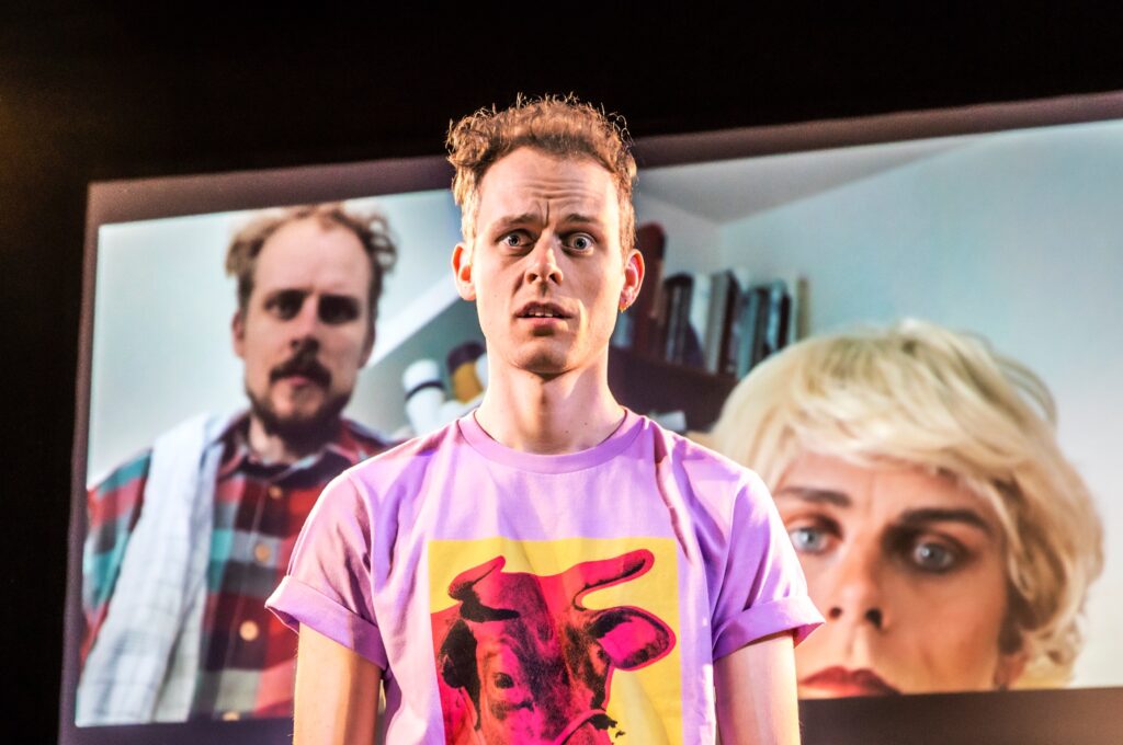 Anmeldelse: Verden er væltet - Scenekanten