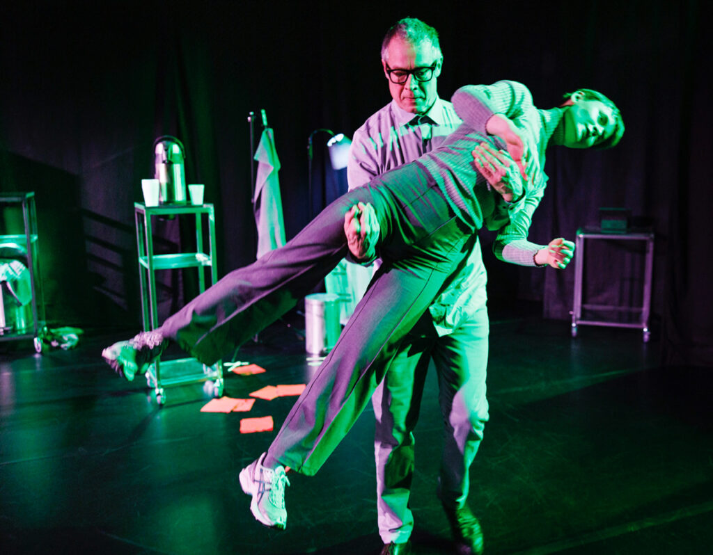 Anmeldelse: Det Kontaktløse Forhold - Scenekanten